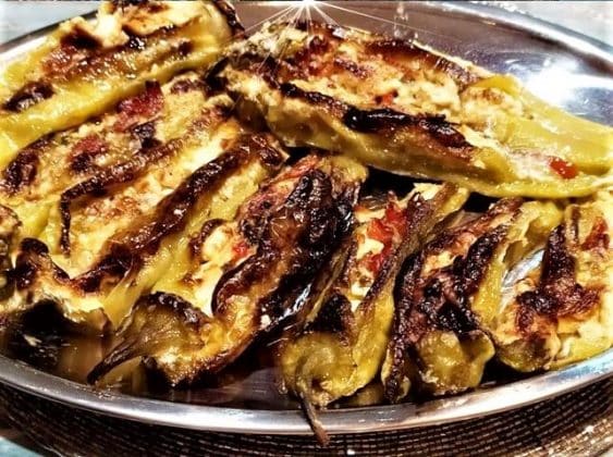 Γεμιστες πιπεριές με τυριά και κρέμα γάλακτος