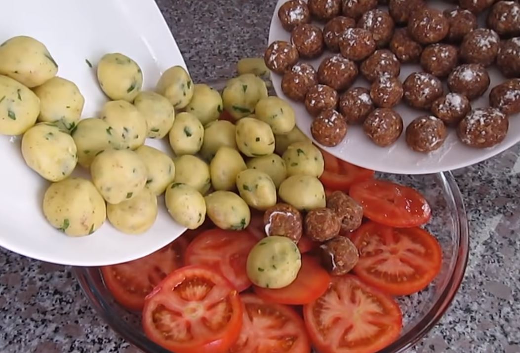 Κεφτεδάκια και πατάτες στο φούρνο