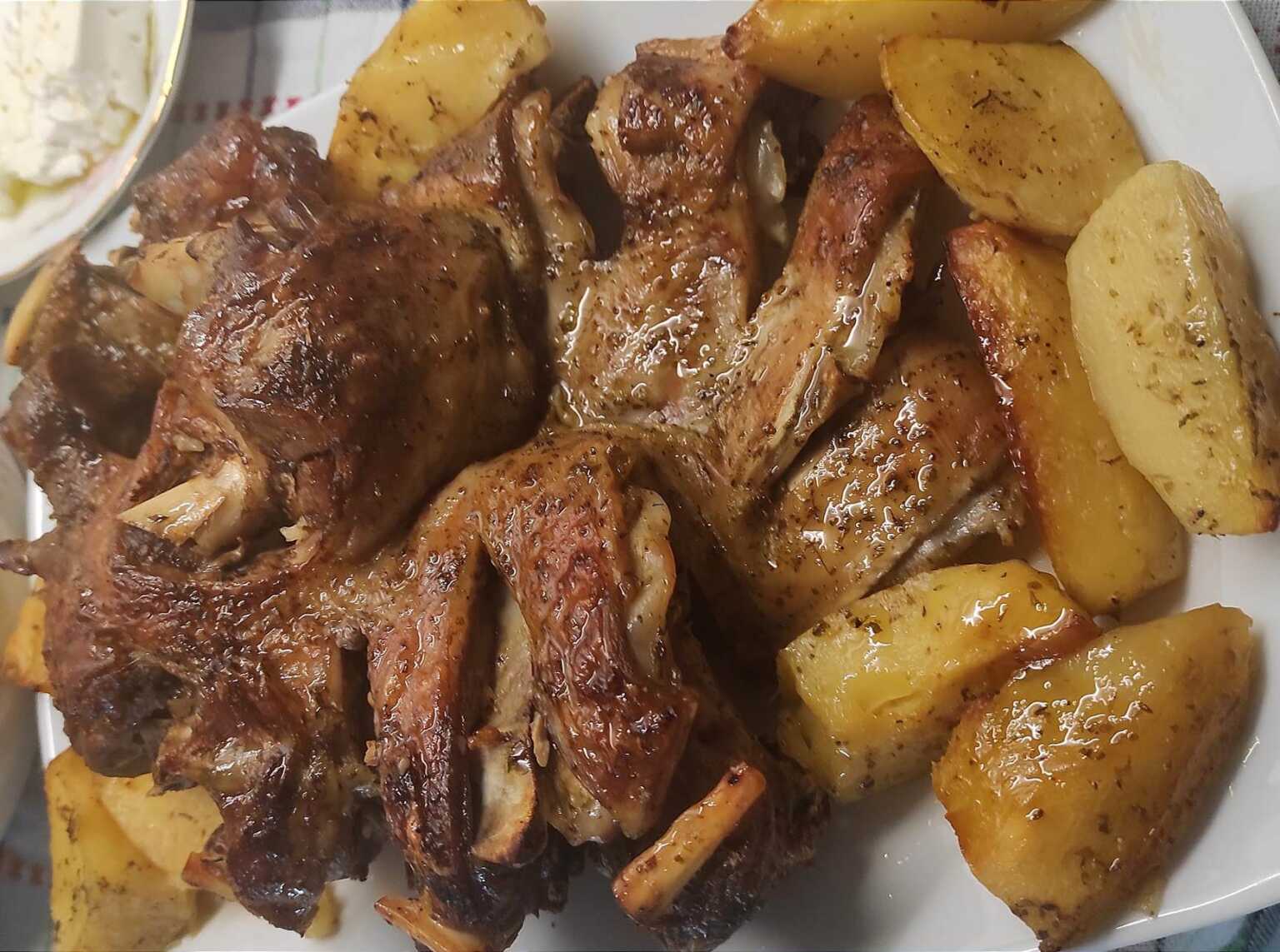 Κατσικάκι με πατάτες στο φούρνο