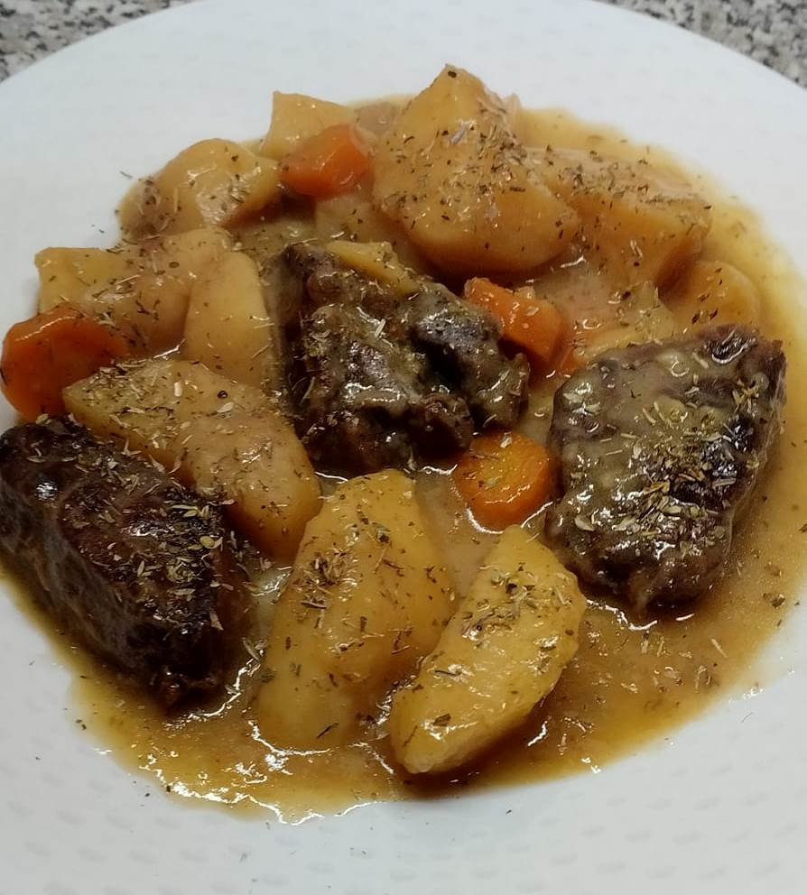 Μοσχάρι λεμονάτο με πατάτες και καρότα